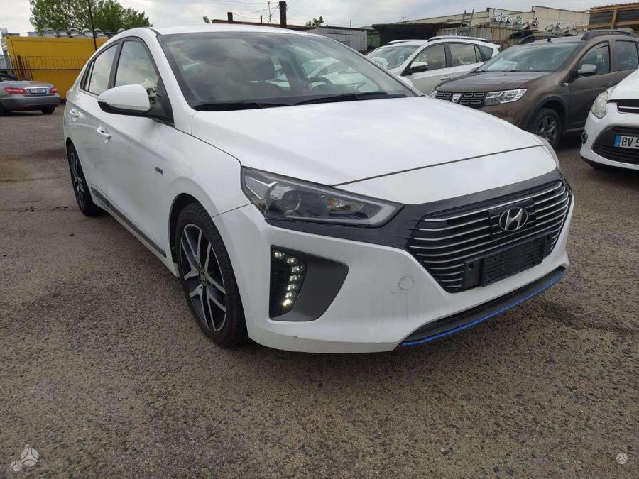 White Hyundai Ioniq 2017 in Panevezys, with an engine capacity of 1.58 L and mileage of 170 thousand km for 9800 €, photo 4 on AUTOMOTO.COM.LV
