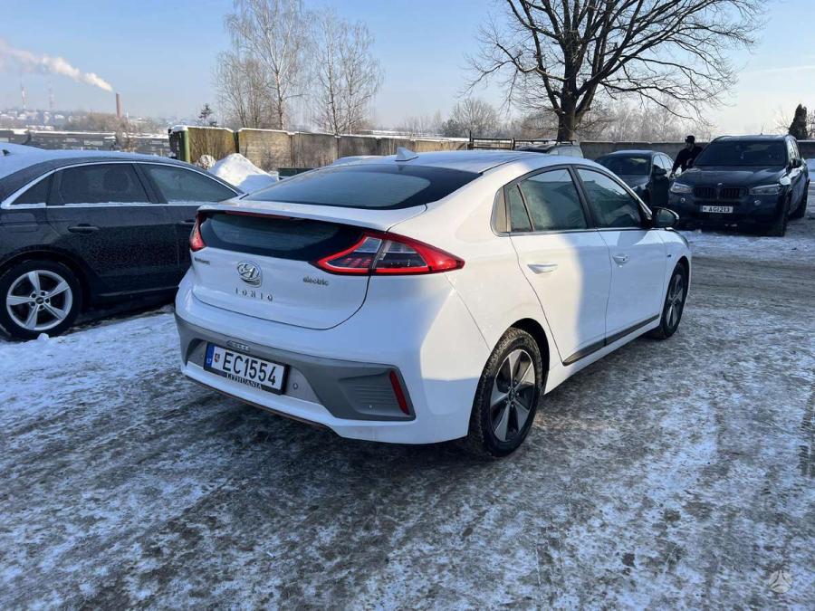 White Hyundai Ioniq 2018 in Kaunas, with an engine capacity of 0.00 L and mileage of 167 thousand km for 5900 €, photo 3 on AUTOMOTO.COM.LV