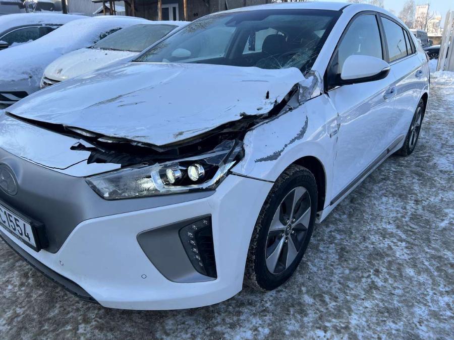 White Hyundai Ioniq 2018 in Kaunas, with an engine capacity of 0.00 L and mileage of 167 thousand km for 5900 €, photo 8 on AUTOMOTO.COM.LV