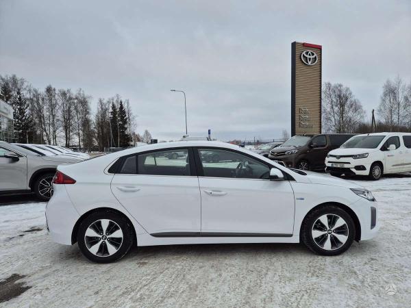 White Hyundai Ioniq 2018 in Panevezys, with an engine capacity of 1.58 L and mileage of 89 thousand km for 13900 €, photo 4 on AUTOMOTO.COM.LV
