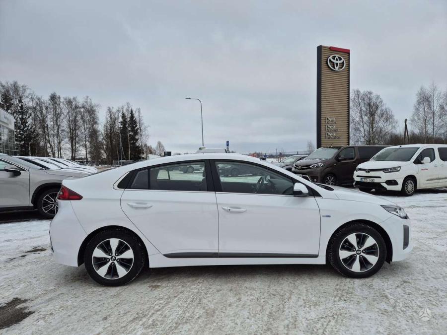 White Hyundai Ioniq 2018 in Panevezys, with an engine capacity of 1.58 L and mileage of 89 thousand km for 13900 €, photo 4 on AUTOMOTO.COM.LV