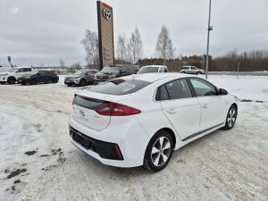 White Hyundai Ioniq 2018 in Panevezys, with an engine capacity of 1.58 L and mileage of 89 thousand km for 13900 €, photo 5 on AUTOMOTO.COM.LV