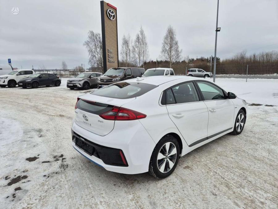 White Hyundai Ioniq 2018 in Panevezys, with an engine capacity of 1.58 L and mileage of 89 thousand km for 13900 €, photo 5 on AUTOMOTO.COM.LV