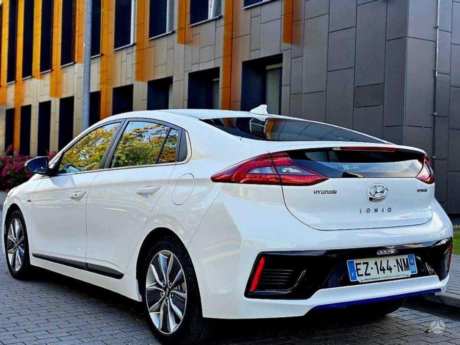 White Hyundai Ioniq 2018 in Taurage, with an engine capacity of 1.58 L and mileage of 177 thousand km for 8900 €, photo 6 on AUTOMOTO.COM.LV
