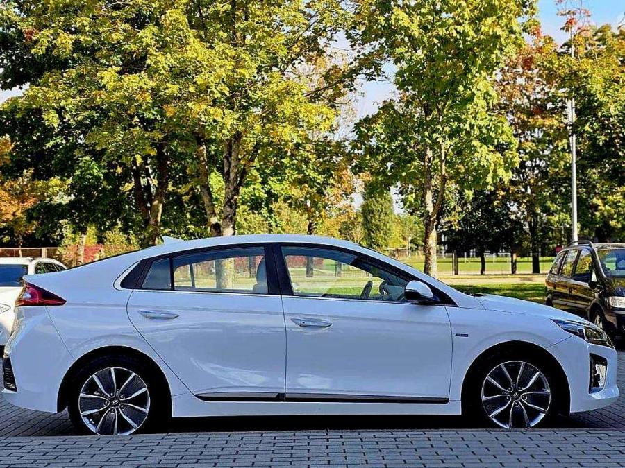 White Hyundai Ioniq 2018 in Taurage, with an engine capacity of 1.58 L and mileage of 177 thousand km for 8900 €, photo 9 on AUTOMOTO.COM.LV