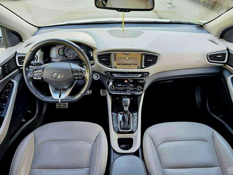White Hyundai Ioniq 2018 in Taurage, with an engine capacity of 1.58 L and mileage of 177 thousand km for 8900 €, photo 16 on AUTOMOTO.COM.LV