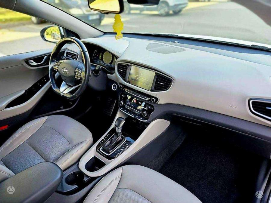 White Hyundai Ioniq 2018 in Taurage, with an engine capacity of 1.58 L and mileage of 177 thousand km for 8900 €, photo 22 on AUTOMOTO.COM.LV