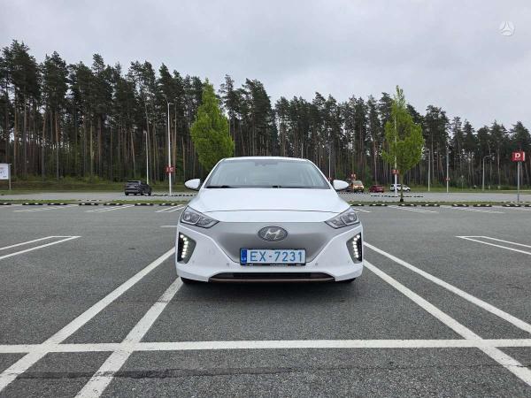 White Hyundai Ioniq 2018 in Riga, with an engine capacity of 0.00 L and mileage of 170 thousand km for 10000 €, photo 2 on AUTOMOTO.COM.LV