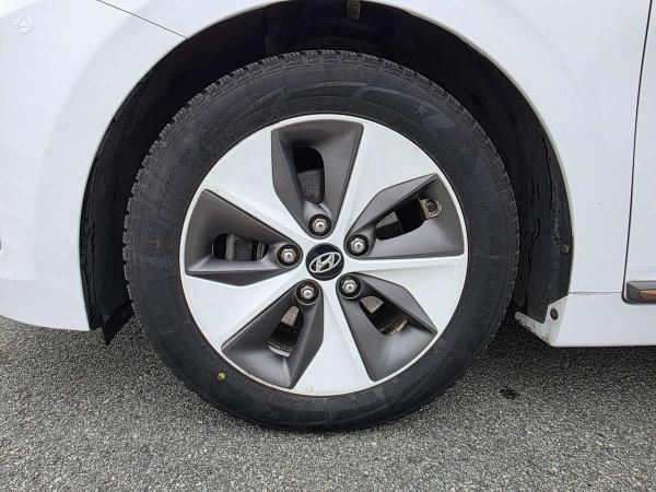 White Hyundai Ioniq 2018 in Riga, with an engine capacity of 0.00 L and mileage of 170 thousand km for 10000 €, photo 8 on AUTOMOTO.COM.LV