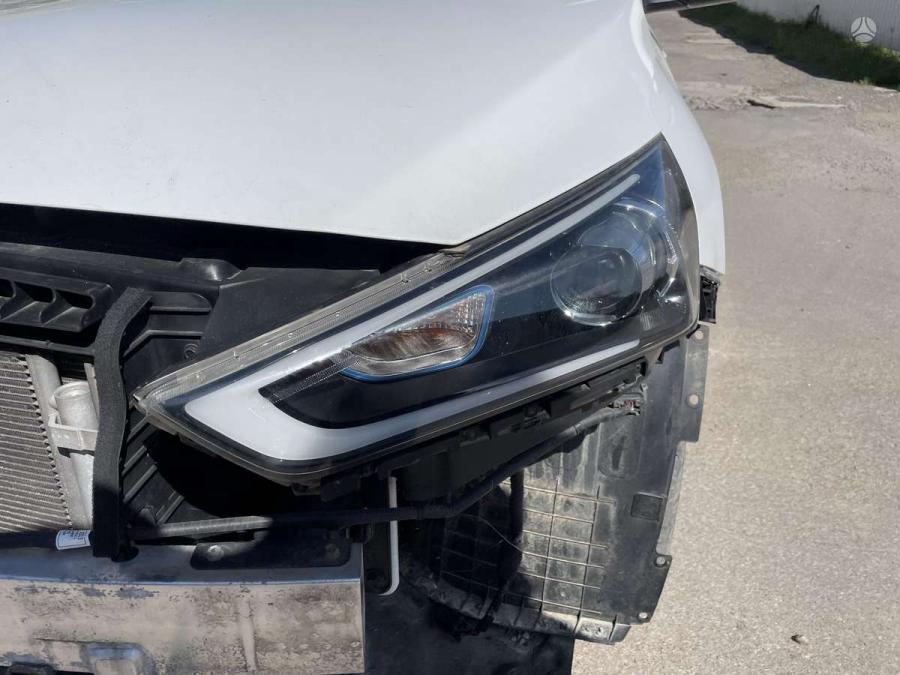White Hyundai Ioniq 2018 in Panevezys, with an engine capacity of 1.58 L and mileage of 167 thousand km for 3250 €, photo 3 on AUTOMOTO.COM.LV