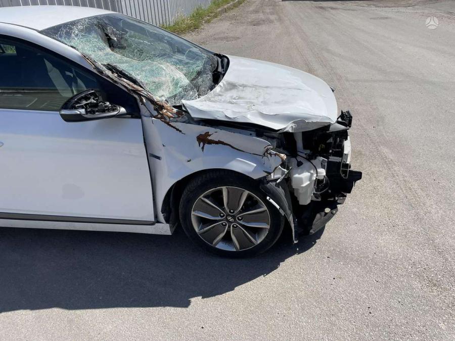 White Hyundai Ioniq 2018 in Panevezys, with an engine capacity of 1.58 L and mileage of 167 thousand km for 3250 €, photo 7 on AUTOMOTO.COM.LV