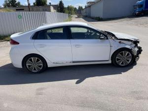 White Hyundai Ioniq 2018 in Panevezys, with an engine capacity of 1.58 L and mileage of 167 thousand km for 3250 €, photo 8 on AUTOMOTO.COM.LV