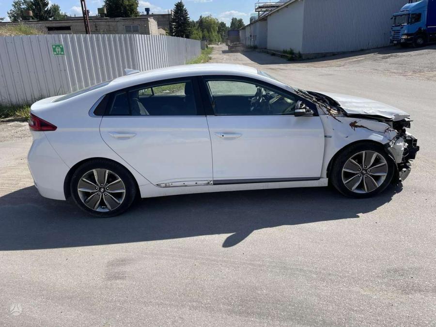 White Hyundai Ioniq 2018 in Panevezys, with an engine capacity of 1.58 L and mileage of 167 thousand km for 3250 €, photo 8 on AUTOMOTO.COM.LV