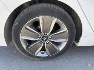 White Hyundai Ioniq 2018 in Panevezys, with an engine capacity of 1.58 L and mileage of 167 thousand km for 3250 €, photo 9 on AUTOMOTO.COM.LV