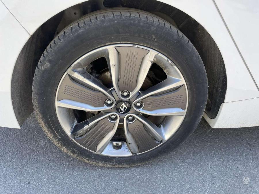 White Hyundai Ioniq 2018 in Panevezys, with an engine capacity of 1.58 L and mileage of 167 thousand km for 3250 €, photo 9 on AUTOMOTO.COM.LV