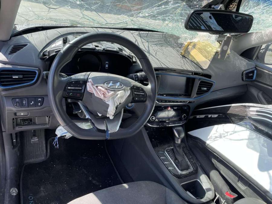 White Hyundai Ioniq 2018 in Panevezys, with an engine capacity of 1.58 L and mileage of 167 thousand km for 3250 €, photo 15 on AUTOMOTO.COM.LV