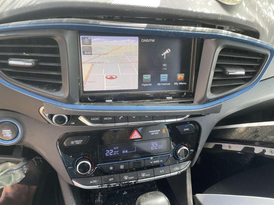 White Hyundai Ioniq 2018 in Panevezys, with an engine capacity of 1.58 L and mileage of 167 thousand km for 3250 €, photo 17 on AUTOMOTO.COM.LV