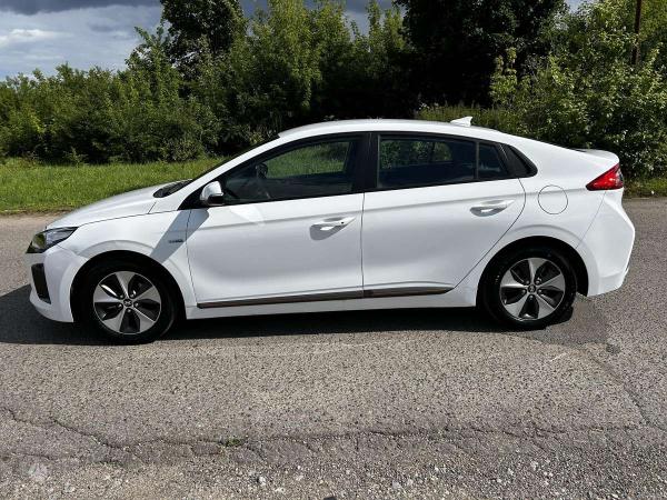 White Hyundai Ioniq 2018 in Panevezys, with an engine capacity of 0.00 L and mileage of 224 thousand km for 8200 €, photo 4 on AUTOMOTO.COM.LV