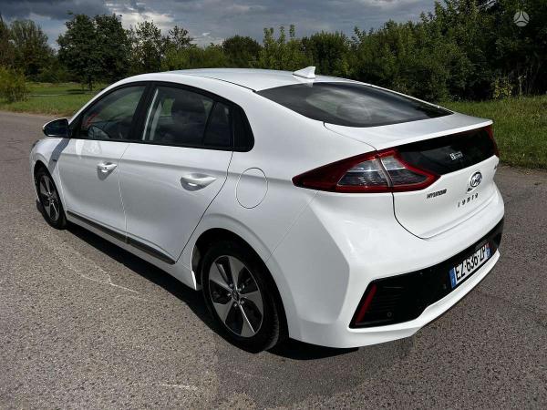 White Hyundai Ioniq 2018 in Panevezys, with an engine capacity of 0.00 L and mileage of 224 thousand km for 8200 €, photo 5 on AUTOMOTO.COM.LV