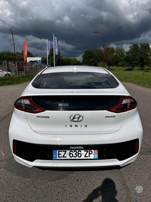 White Hyundai Ioniq 2018 in Panevezys, with an engine capacity of 0.00 L and mileage of 224 thousand km for 8200 €, photo 6 on AUTOMOTO.COM.LV