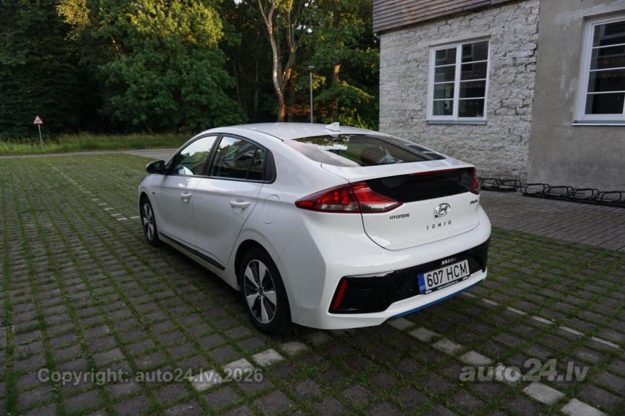 Balts Hyundai Ioniq 2018 Tallina, ar dzinēja tilpumu 1.60 L un nobraukumu 111 tūkst. km par 11990 €, foto 4 vietnē AUTOMOTO.COM.LV