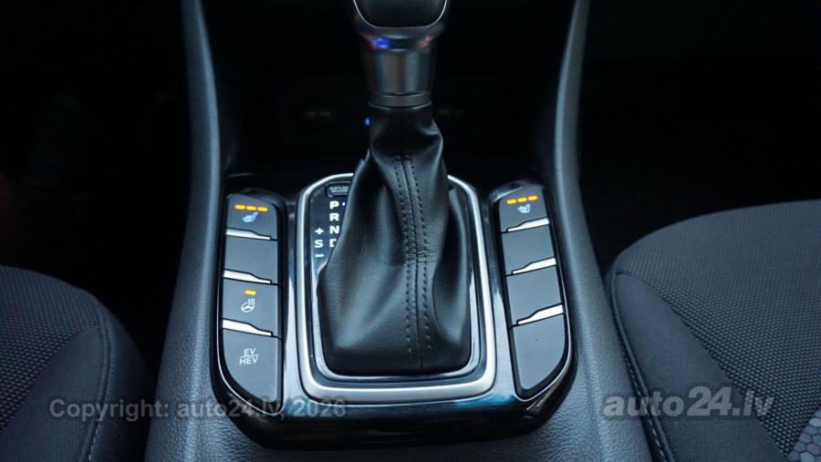 Balts Hyundai Ioniq 2018 Tallina, ar dzinēja tilpumu 1.60 L un nobraukumu 111 tūkst. km par 11990 €, foto 13 vietnē AUTOMOTO.COM.LV