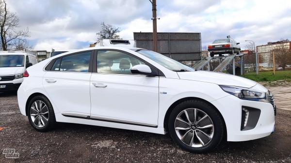 White Hyundai Ioniq 2019 in Klaipeda, with an engine capacity of 1.60 L and mileage of 164 thousand km for 12690 €, photo 3 on AUTOMOTO.COM.LV