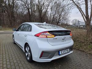 White Hyundai Ioniq 2019 in Klaipeda, with an engine capacity of 0.00 L and mileage of 209 thousand km for 8500 €, photo 3 on AUTOMOTO.COM.LV
