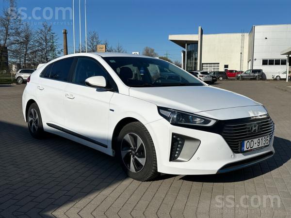 White Hyundai Ioniq 2019 in Liepaja, with an engine capacity of 1.60 L and mileage of 217 thousand km for 10900 €, photo 4 on AUTOMOTO.COM.LV