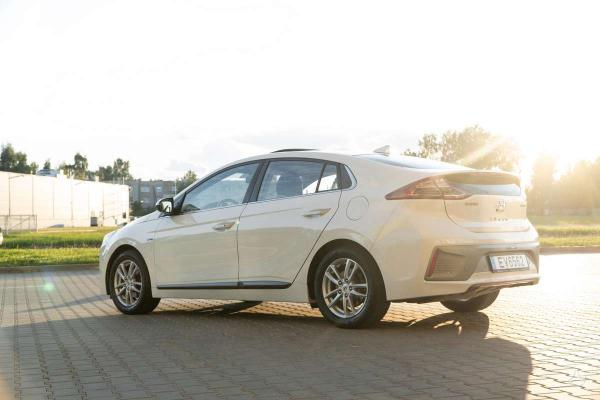 Белый Хендай Ioniq 2019 в Вильнюс, объемом двигателя 0.00 л и пробегом 108 тыс. км за 10999 €, фото 4 на AUTOMOTO.COM.LV