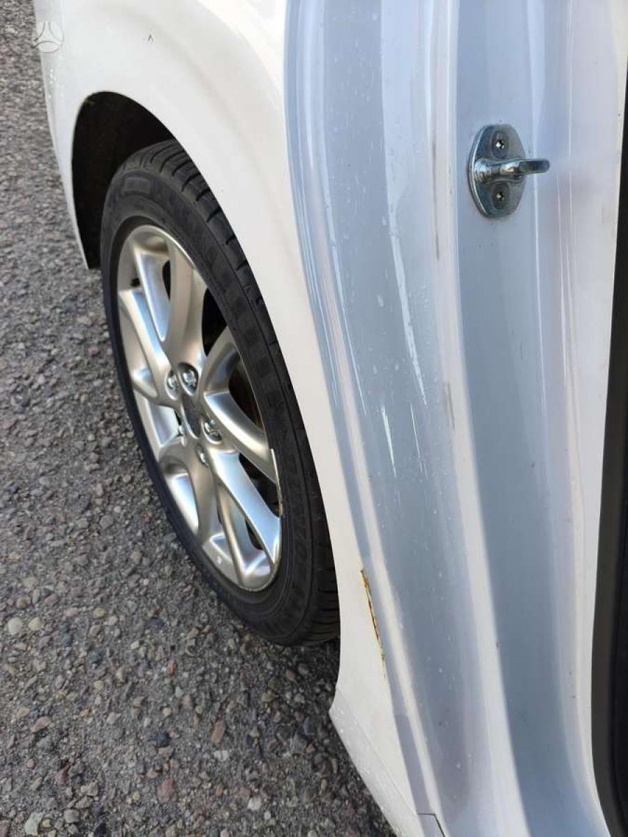 White Hyundai Ioniq 2019 in Kaunas, with an engine capacity of 0.00 L and mileage of 135 thousand km for 9800 €, photo 12 on AUTOMOTO.COM.LV