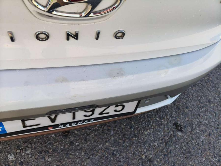 White Hyundai Ioniq 2019 in Kaunas, with an engine capacity of 0.00 L and mileage of 135 thousand km for 9800 €, photo 13 on AUTOMOTO.COM.LV