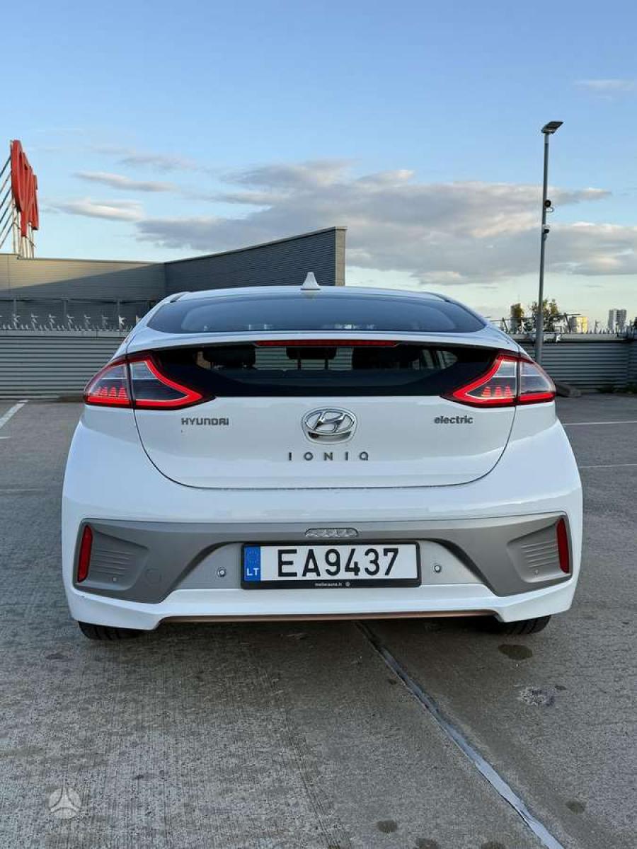 White Hyundai Ioniq 2019 in Vilnius, with an engine capacity of 0.00 L and mileage of 126 thousand km for 9500 €, photo 4 on AUTOMOTO.COM.LV