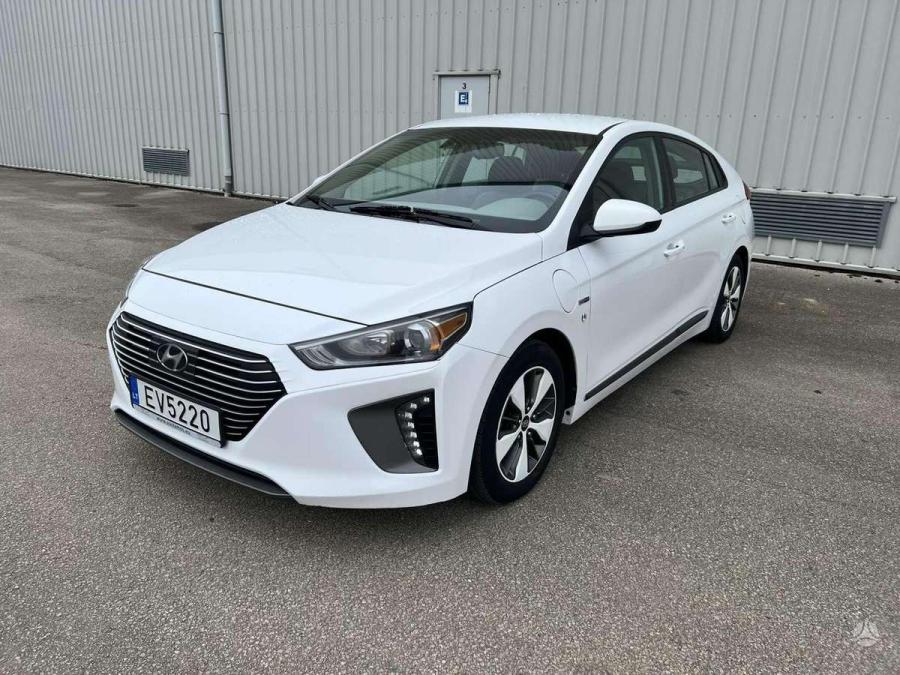 White Hyundai Ioniq 2019 in Panevezys, with an engine capacity of 1.58 L and mileage of 147 thousand km for 9950 €, photo 3 on AUTOMOTO.COM.LV