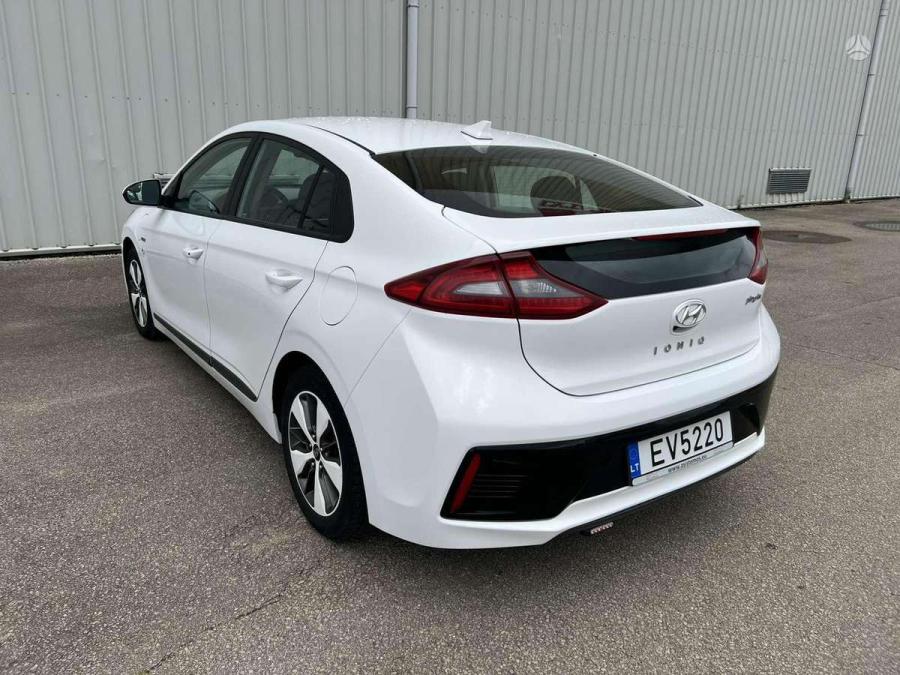 White Hyundai Ioniq 2019 in Panevezys, with an engine capacity of 1.58 L and mileage of 147 thousand km for 9950 €, photo 4 on AUTOMOTO.COM.LV