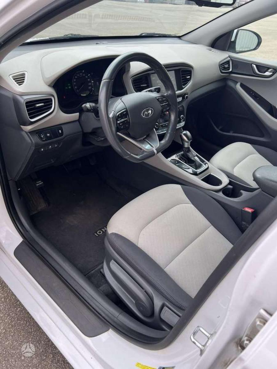 White Hyundai Ioniq 2019 in Panevezys, with an engine capacity of 1.58 L and mileage of 147 thousand km for 9950 €, photo 6 on AUTOMOTO.COM.LV