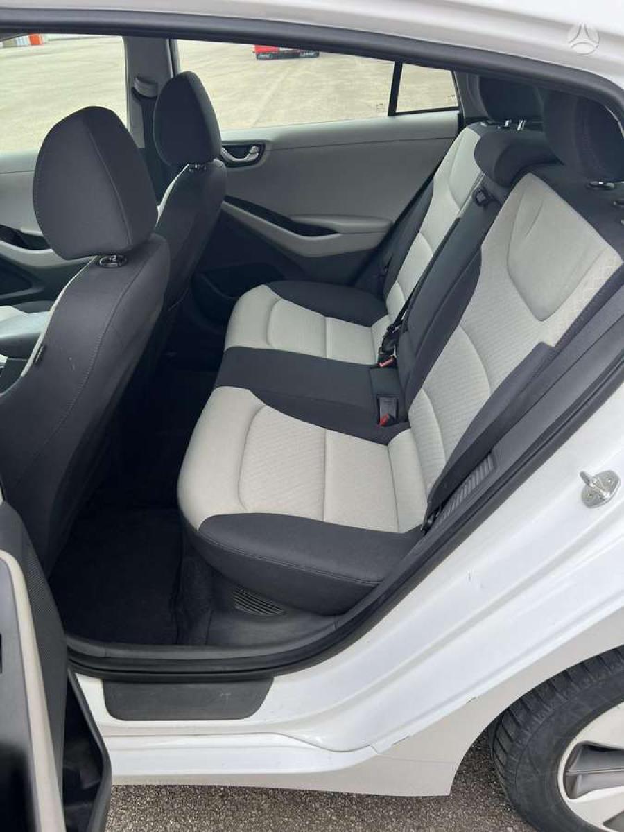White Hyundai Ioniq 2019 in Panevezys, with an engine capacity of 1.58 L and mileage of 147 thousand km for 9950 €, photo 12 on AUTOMOTO.COM.LV