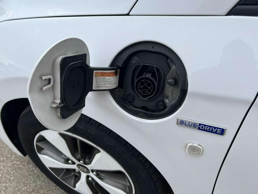 White Hyundai Ioniq 2019 in Panevezys, with an engine capacity of 1.58 L and mileage of 147 thousand km for 9950 €, photo 15 on AUTOMOTO.COM.LV