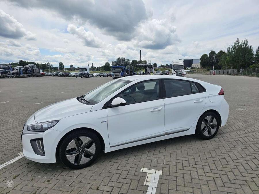 Белый Хендай Ioniq 2020 в Таураге, объемом двигателя 1.60 л и пробегом 297 тыс. км за 9800 €, фото 2 на AUTOMOTO.COM.LV