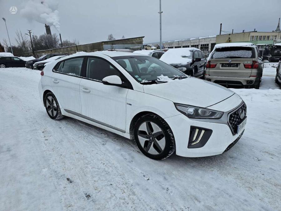 White Hyundai Ioniq 2020 in Taurage, with an engine capacity of 1.60 L and mileage of 297 thousand km for 9400 €, photo 6 on AUTOMOTO.COM.LV