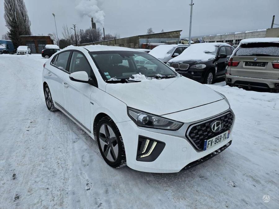 White Hyundai Ioniq 2020 in Taurage, with an engine capacity of 1.60 L and mileage of 297 thousand km for 9400 €, photo 8 on AUTOMOTO.COM.LV