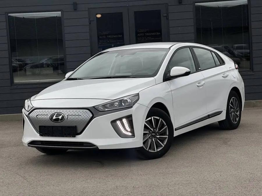 White Hyundai Ioniq 2021 in Jelgava, with an engine capacity of 0.10 L and mileage of 47 thousand km for 16955 €, photo 4 on AUTOMOTO.COM.LV