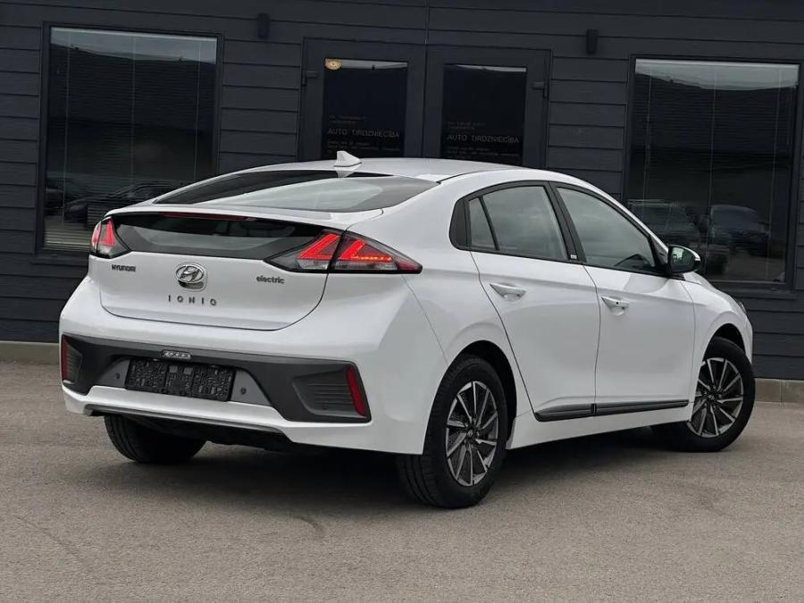 White Hyundai Ioniq 2021 in Jelgava, with an engine capacity of 0.10 L and mileage of 47 thousand km for 16955 €, photo 5 on AUTOMOTO.COM.LV