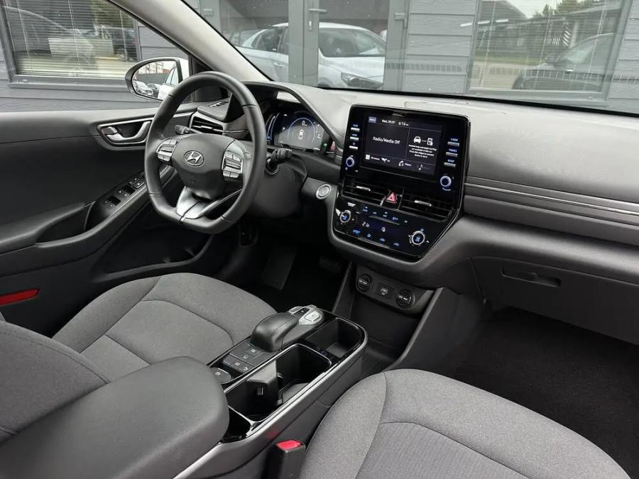 White Hyundai Ioniq 2021 in Jelgava, with an engine capacity of 0.10 L and mileage of 47 thousand km for 16955 €, photo 6 on AUTOMOTO.COM.LV