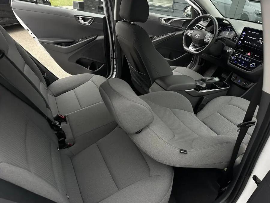 White Hyundai Ioniq 2021 in Jelgava, with an engine capacity of 0.10 L and mileage of 47 thousand km for 16955 €, photo 7 on AUTOMOTO.COM.LV