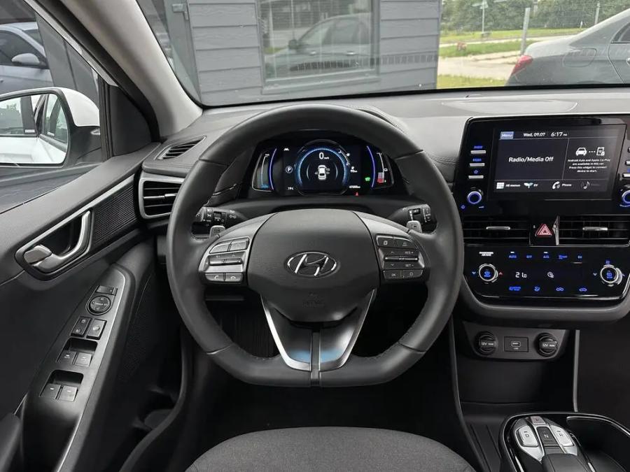 White Hyundai Ioniq 2021 in Jelgava, with an engine capacity of 0.10 L and mileage of 47 thousand km for 16955 €, photo 11 on AUTOMOTO.COM.LV