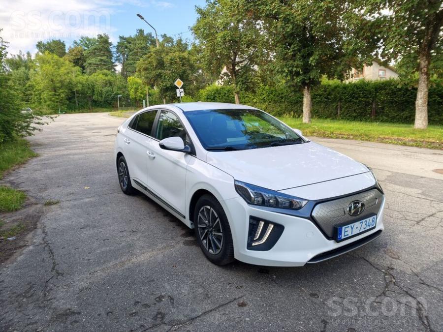 Balts Hyundai Ioniq 2021 Ogre, ar dzinēja tilpumu 1.60 L un nobraukumu 139 tūkst. km par 16850 €, foto 4 vietnē AUTOMOTO.COM.LV