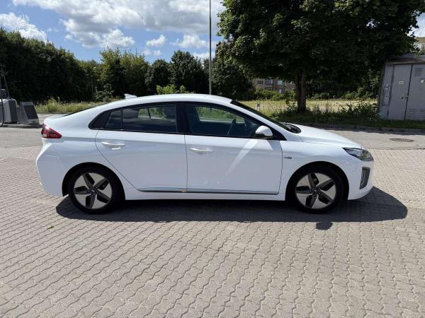 White Hyundai Ioniq 2021 in Vilnius, with an engine capacity of 1.60 L and mileage of 296 thousand km for 10900 €, photo 7 on AUTOMOTO.COM.LV