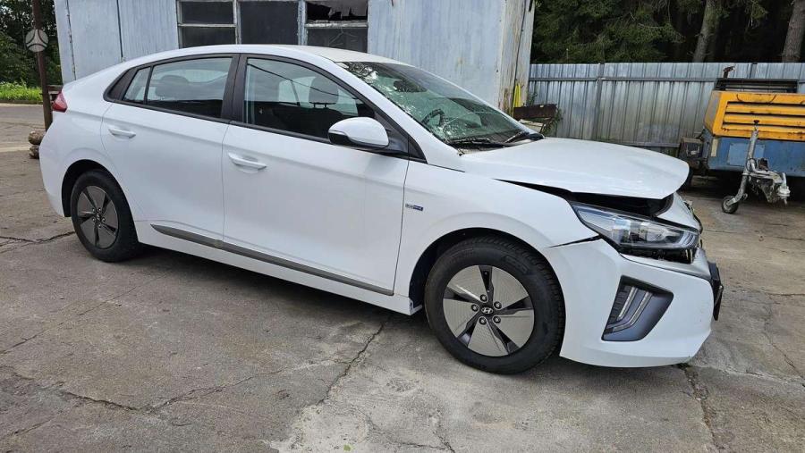 White Hyundai Ioniq 2021 in Kaunas, with an engine capacity of 1.58 L and mileage of 126 thousand km for 5250 €, photo 1 on AUTOMOTO.COM.LV