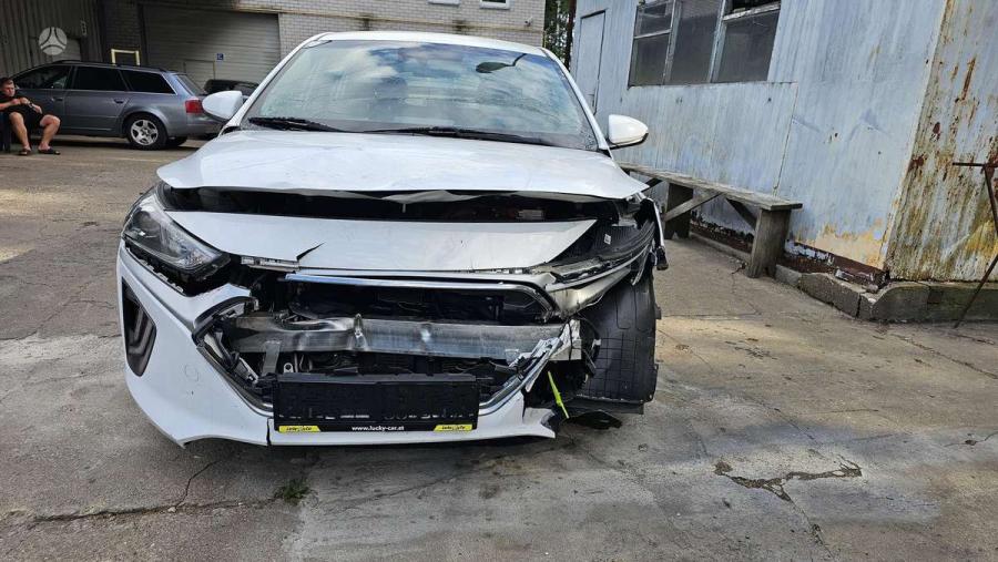 White Hyundai Ioniq 2021 in Kaunas, with an engine capacity of 1.58 L and mileage of 126 thousand km for 5250 €, photo 3 on AUTOMOTO.COM.LV